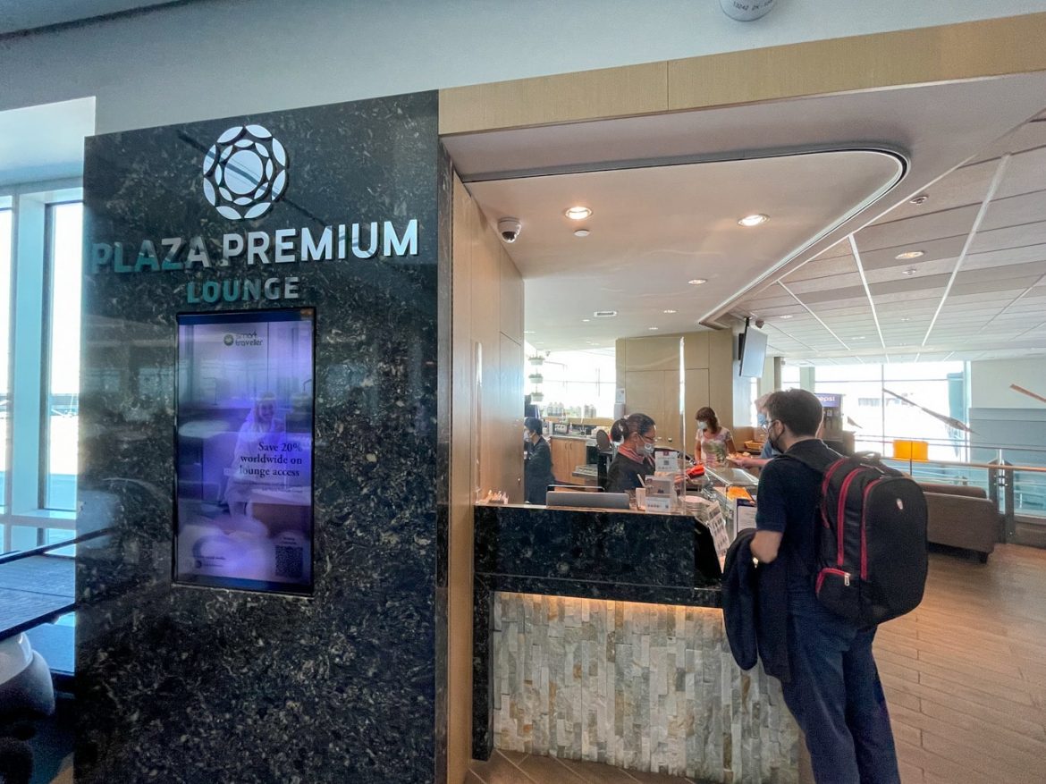 Plaza Premium Lounge Vancouver Cafe Review
