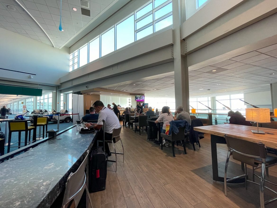 Plaza Premium Lounge Vancouver Cafe Review