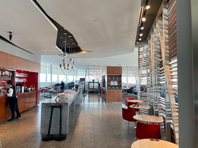 Ottawa Maple Leaf Lounge Review: Lacking a Little WOW at YOW