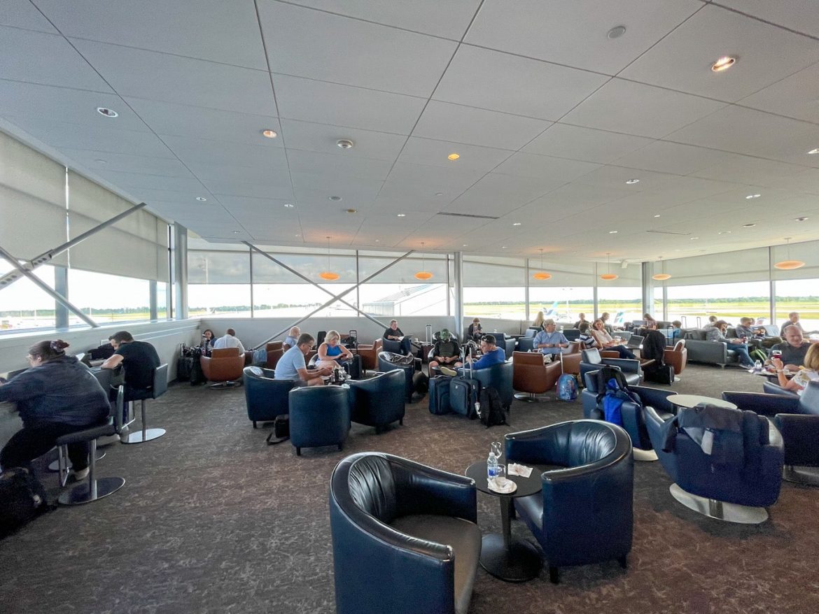 Ottawa Maple Leaf Lounge Review: Lacking a Little WOW at YOW
