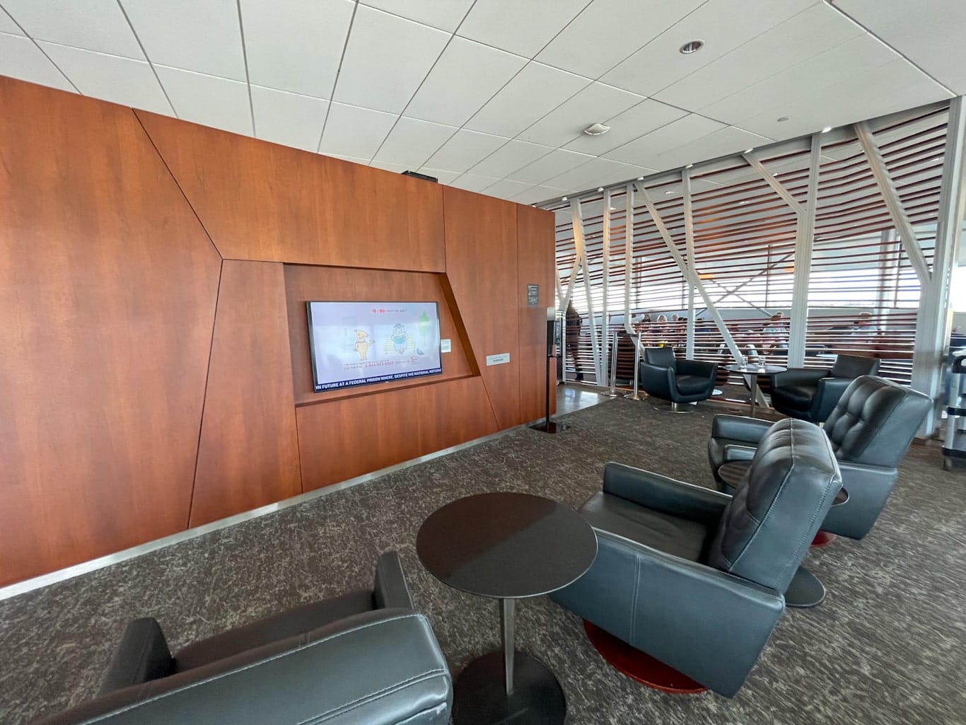 Ottawa Maple Leaf Lounge Review: Lacking a Little WOW at YOW