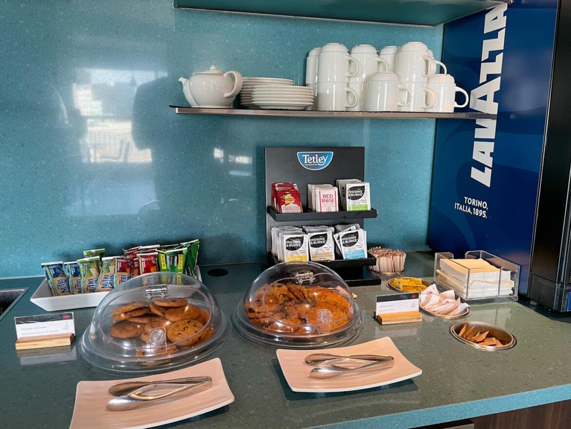 Air Canada Winnipeg Maple Leaf Lounge Review - YWG [2024]